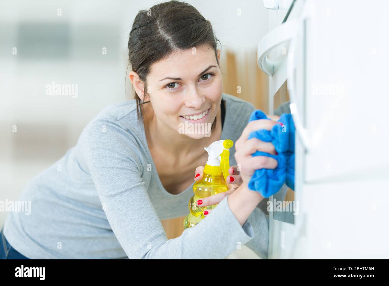 young happy woman cleaning view from inside the oven Stock Photo - Alamy
