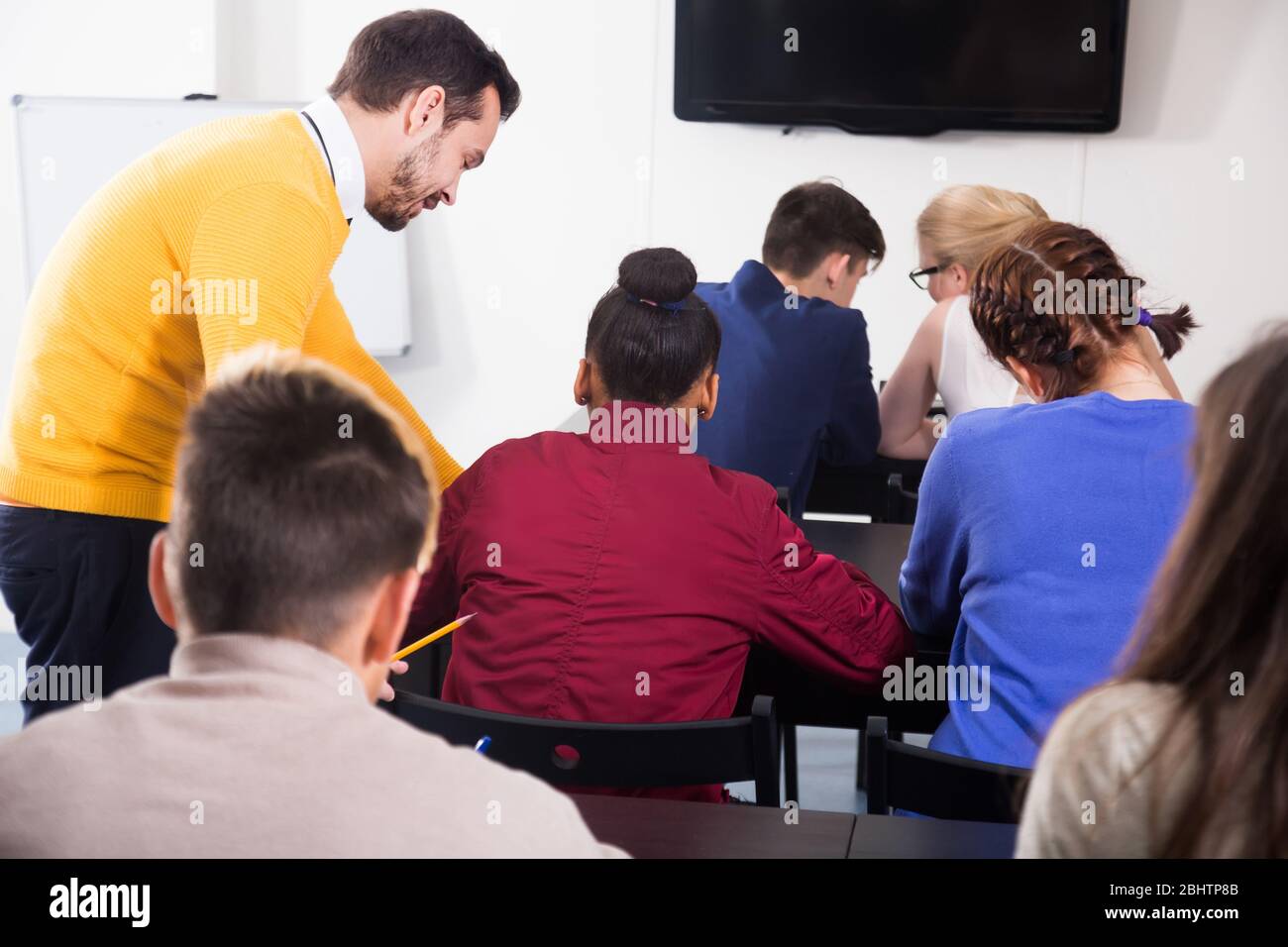 Pupils listening teacher during class hi-res stock photography and ... Pupils listening teacher during class hi-res stock photography and ...
