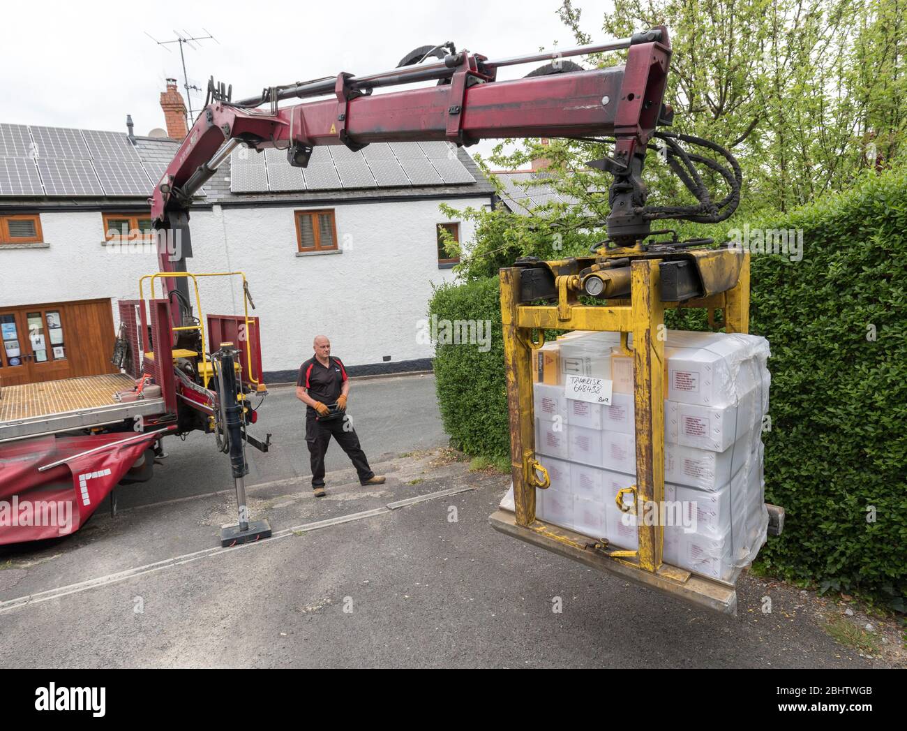 Heavy palette delivery to residential address using lorry with ...
