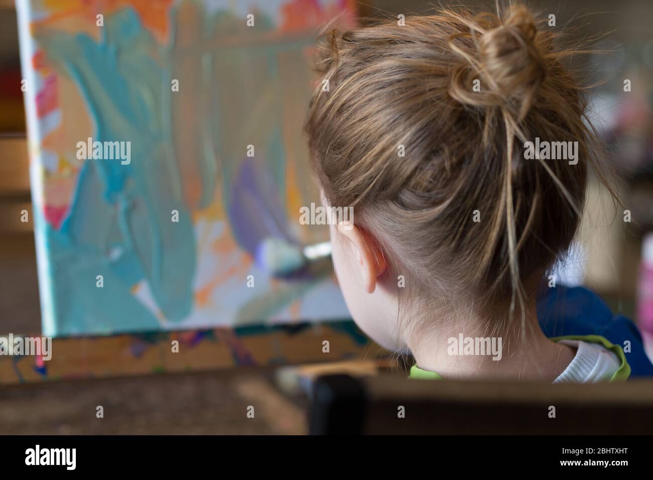 Child painting easel hi-res stock photography and images - Alamy