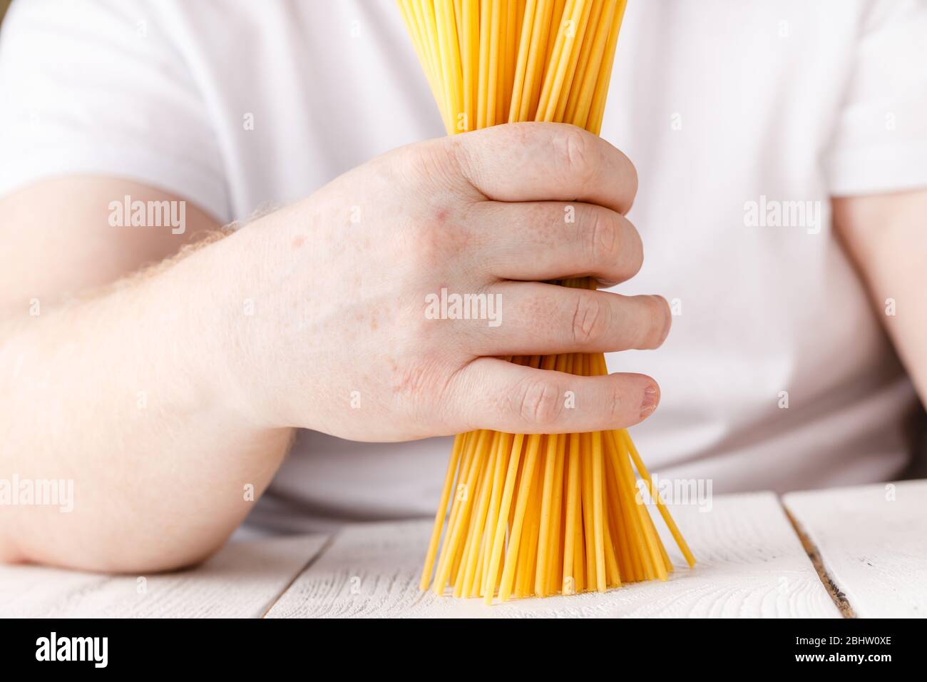 hands holding spaghetti in the kitchen Stock Photo - Alamy