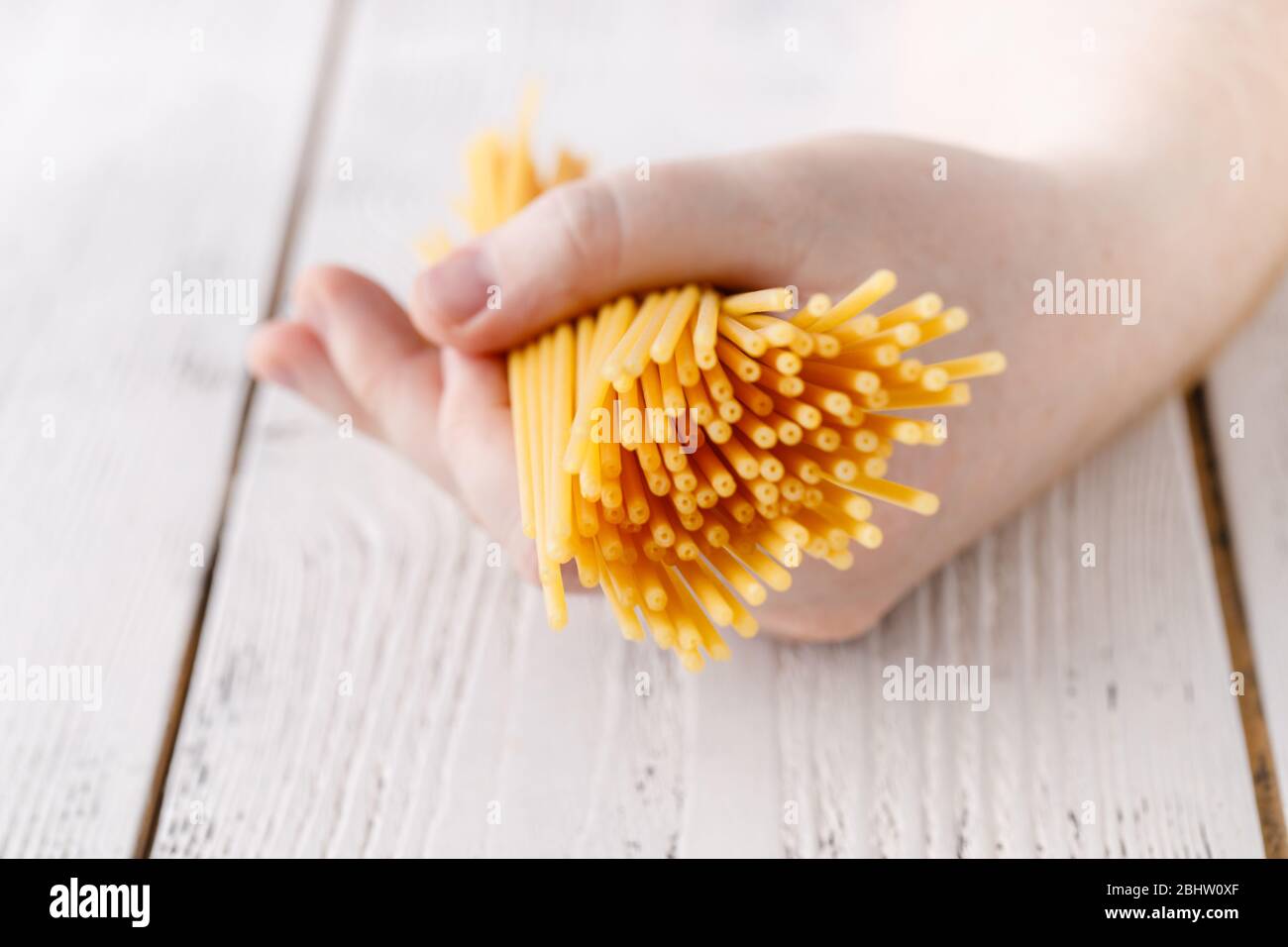 hands holding spaghetti in the kitchen Stock Photo - Alamy