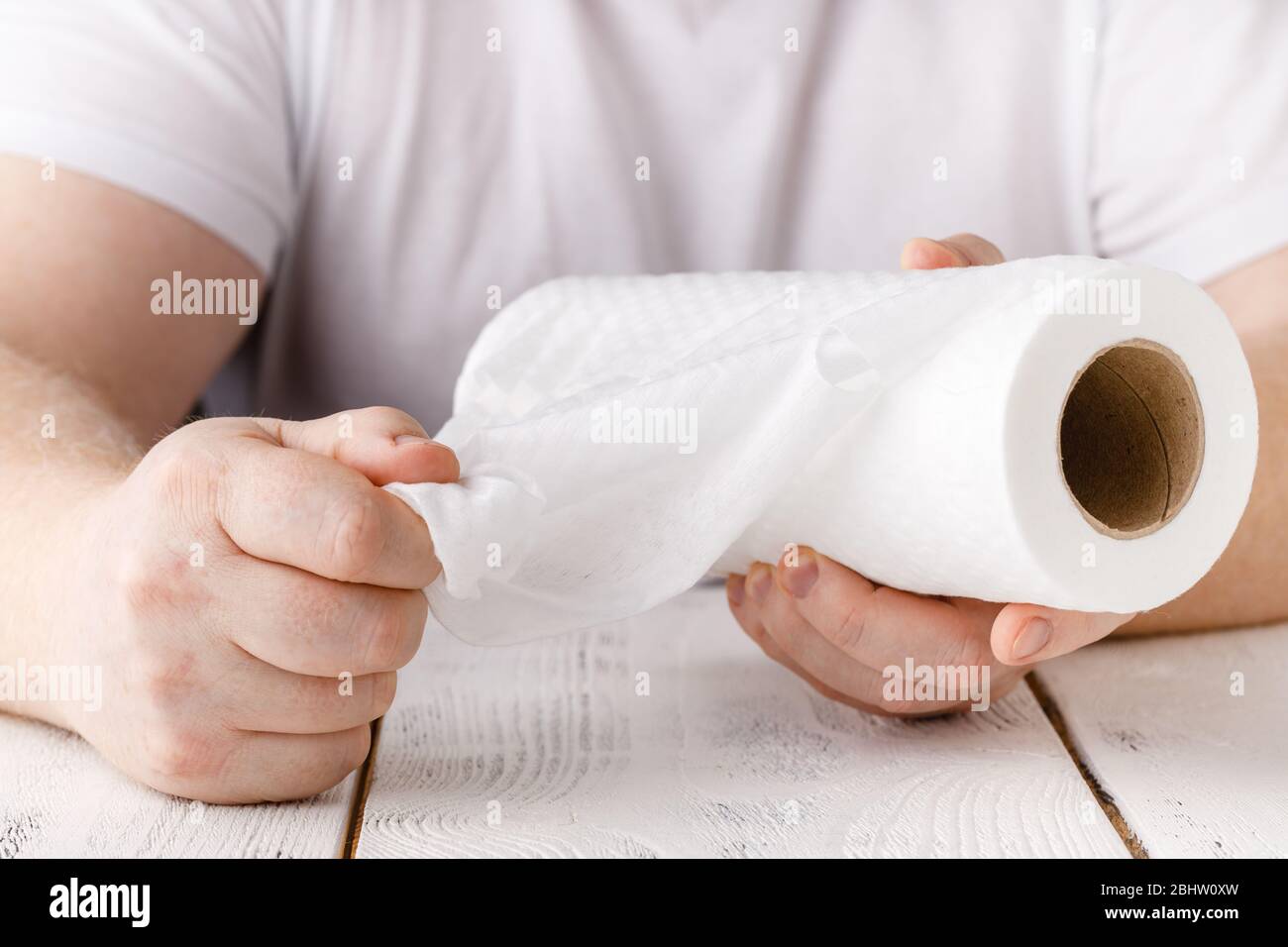 hands is holding kitchen roll of paper towel Stock Photo - Alamy