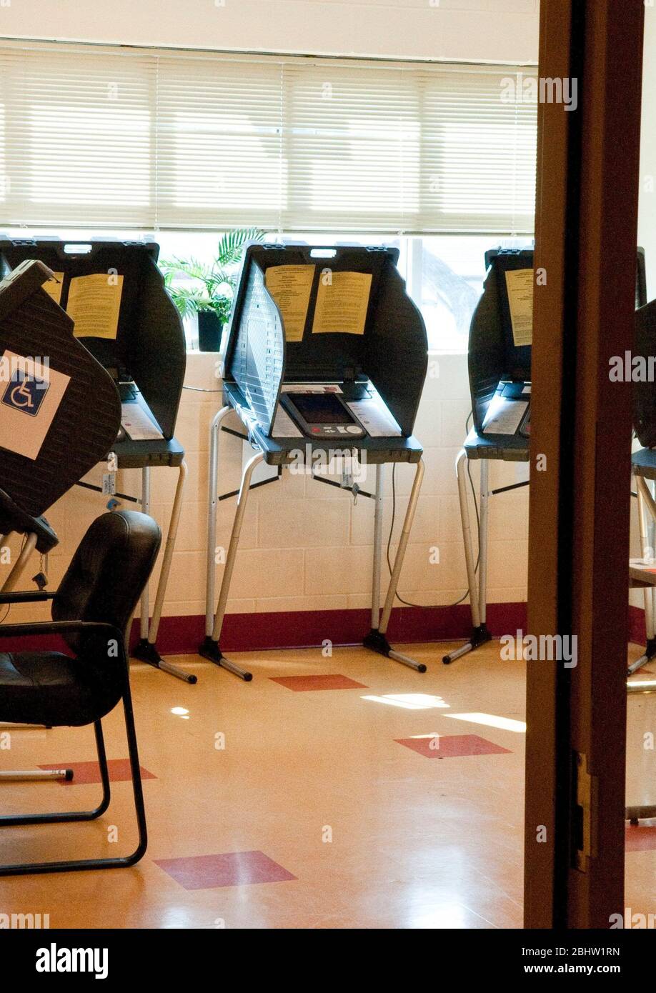 Set up polling booths hi-res stock photography and images - Alamy
