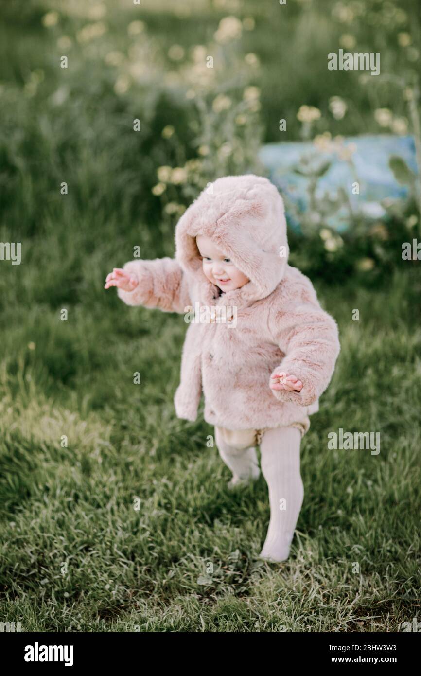 Baby first steps spring hi-res stock photography and images - Alamy