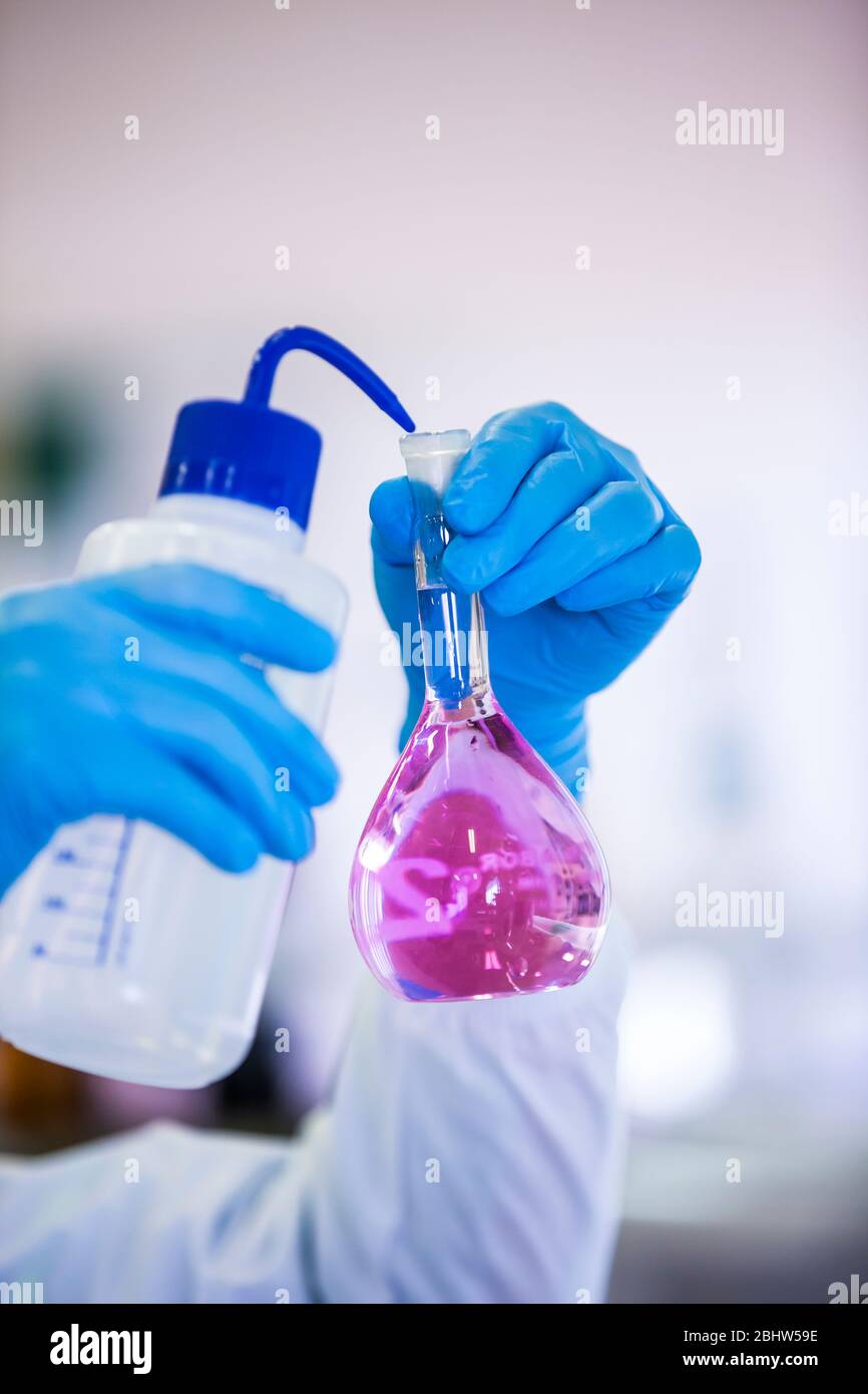 Bioscience research in a laboratory Stock Photo - Alamy