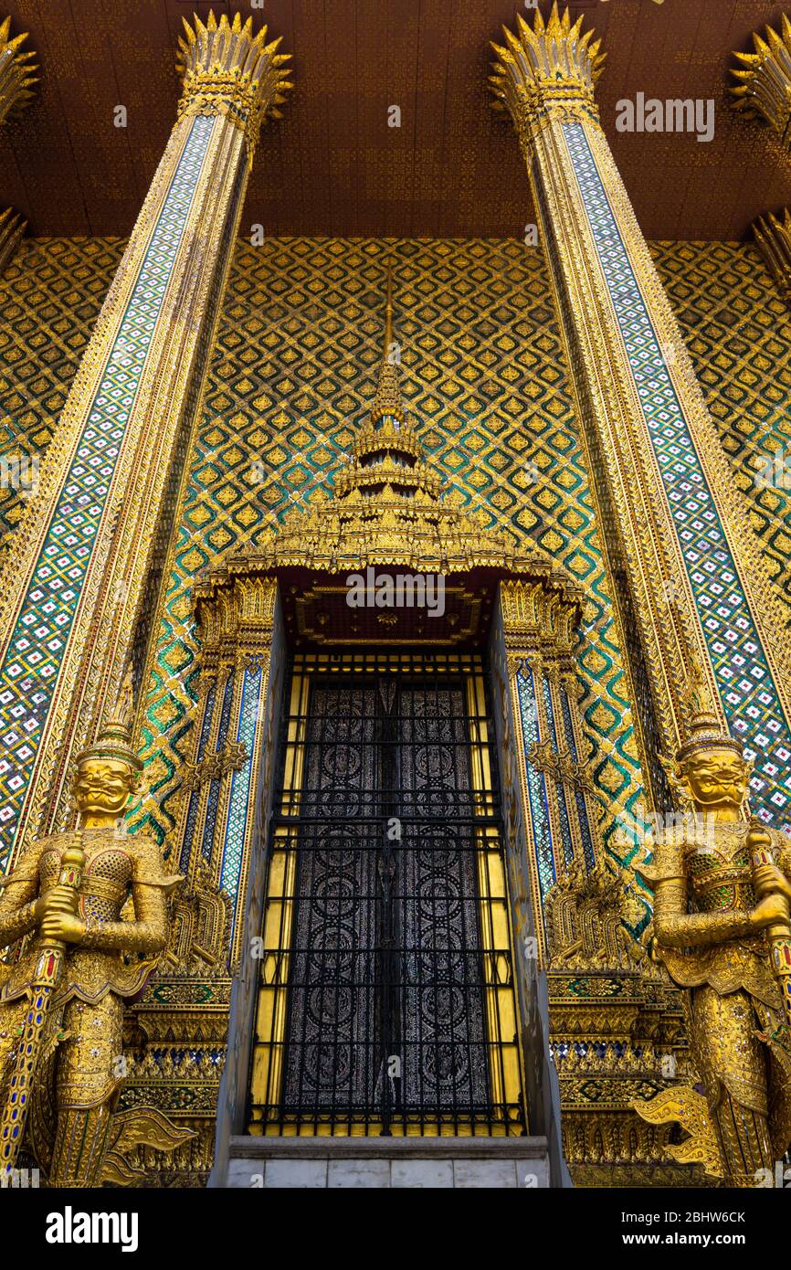Temple of the Emerald Buddha was built in 1782, is the most sacred ...