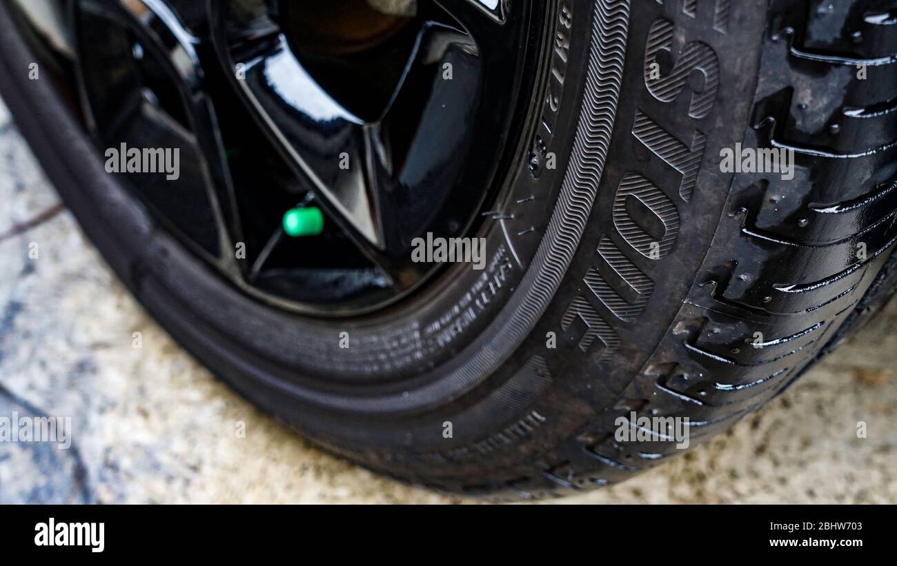 Black sport rims hi-res stock photography and images - Alamy
