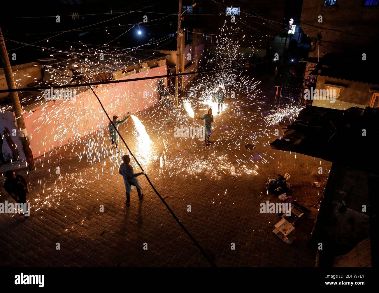 Gaza City, The Gaza Strip, Palestine. 27th Apr, 2020. Palestinians ...