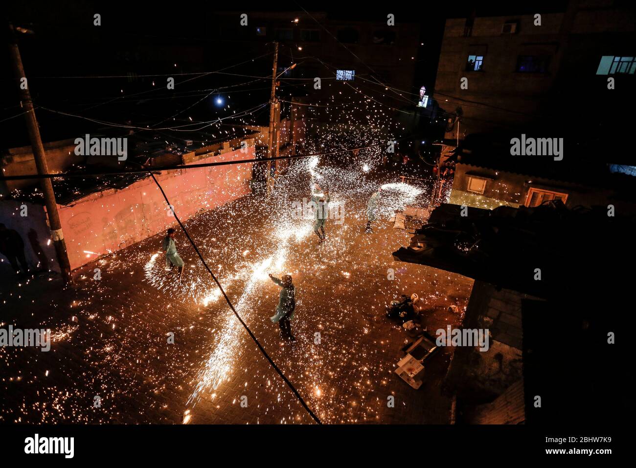 Gaza City, The Gaza Strip, Palestine. 27th Apr, 2020. Palestinians ...
