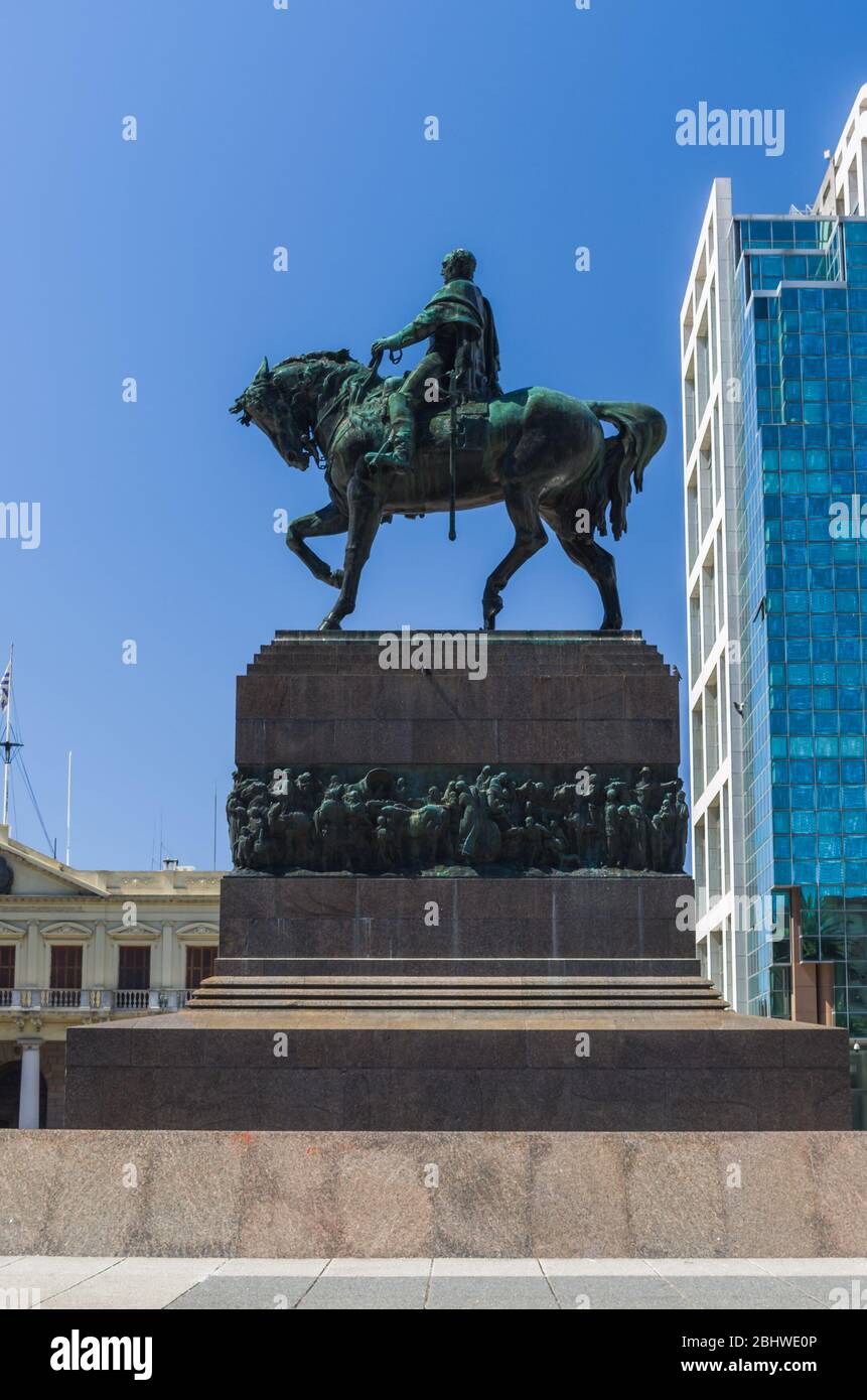 MONTEVIDEO, URUGUAY - Dezember 25, 2016: Monument to José Artigas ...