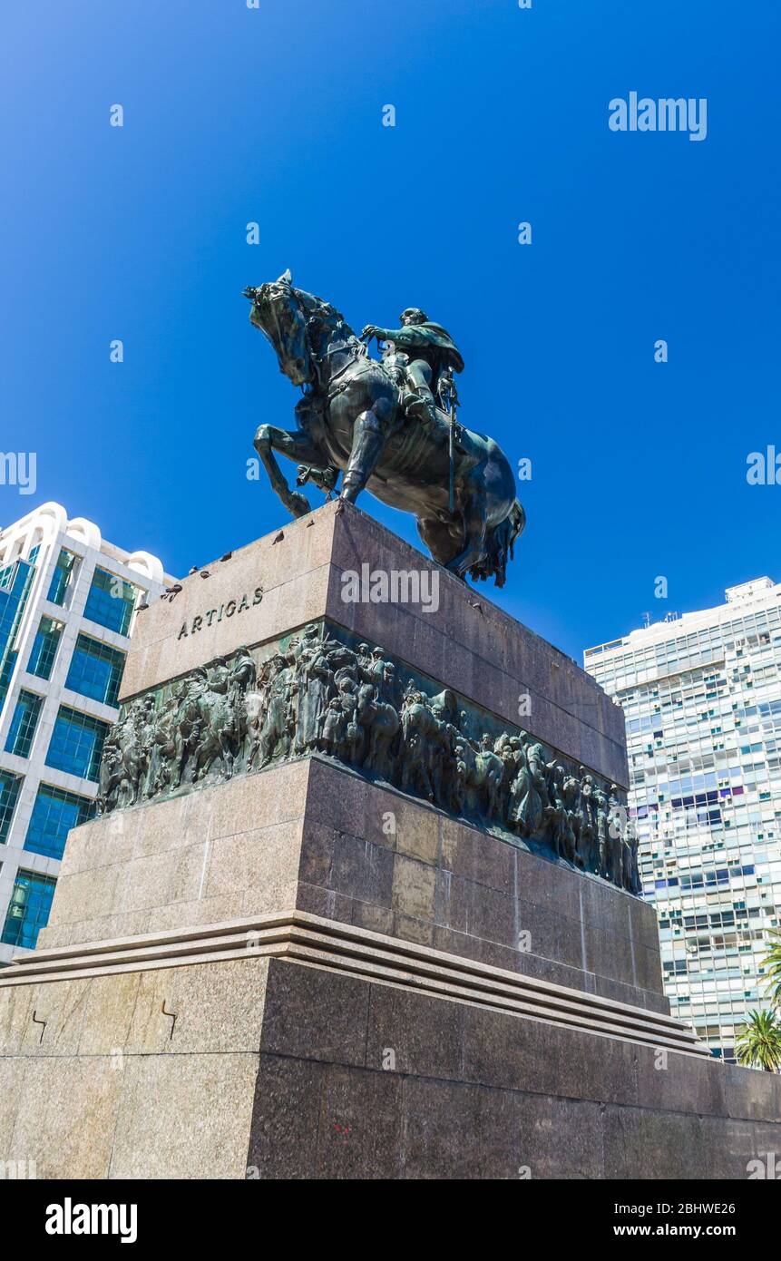 MONTEVIDEO, URUGUAY - Dezember 25, 2016: Monument to José Artigas ...