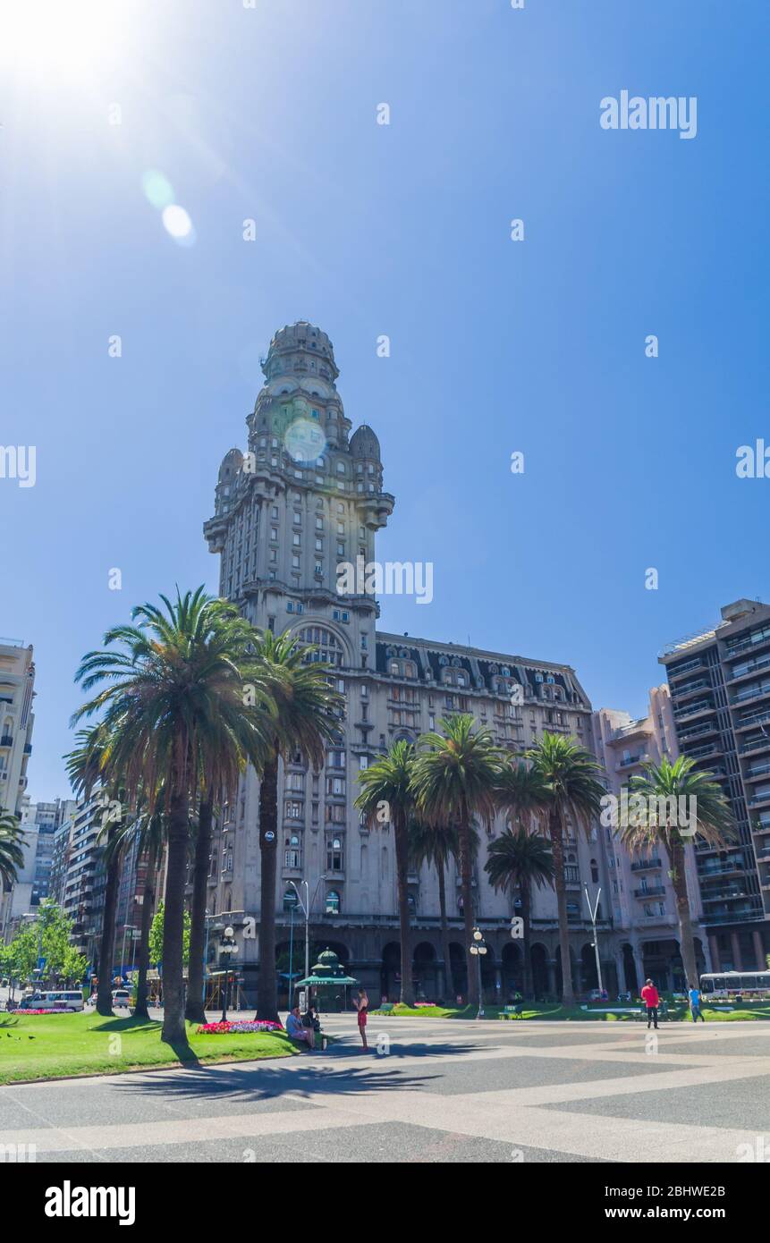 MONTEVIDEO, URUGUAY - Dezember 25, 2016: Monument to José Artigas ...