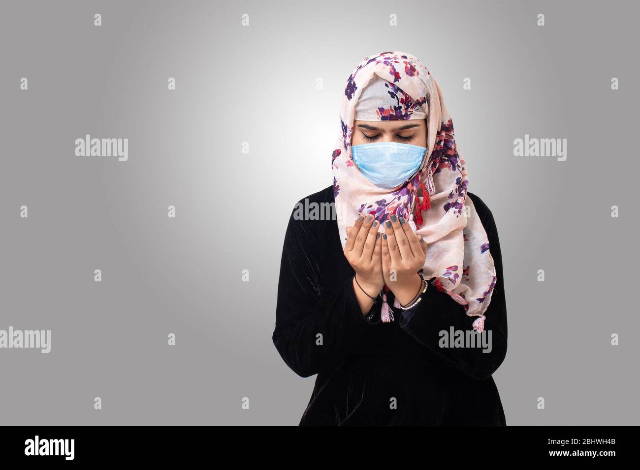 Muslim woman wearing medical mask protect infection from Coronavirus ...