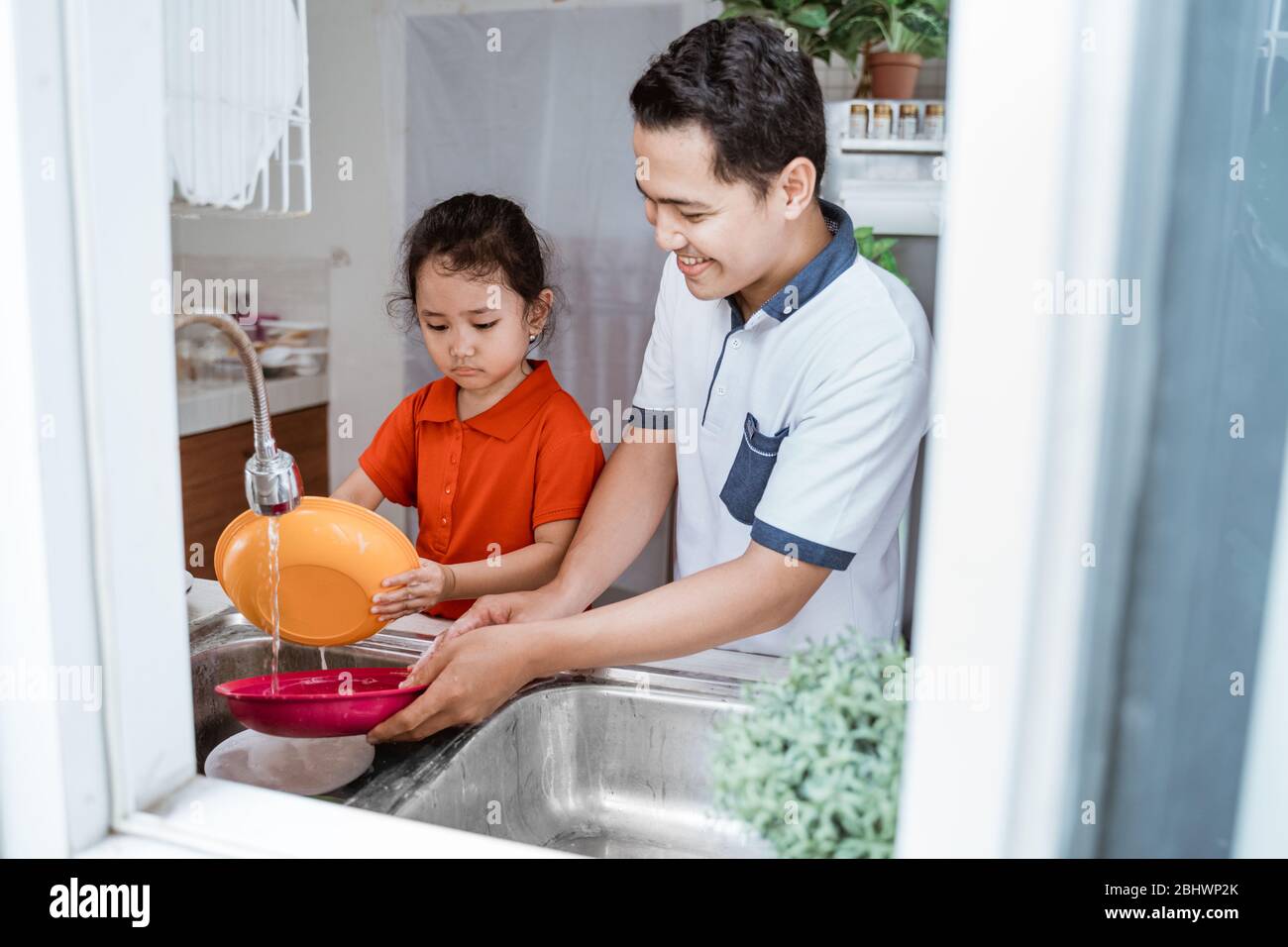 Family wash dishes helping hi-res stock photography and images - Alamy