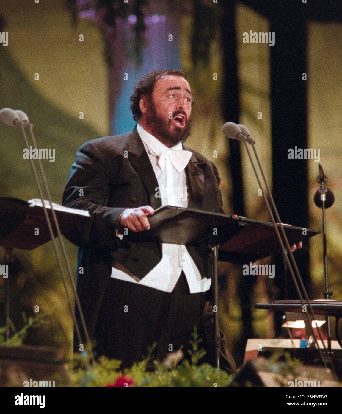 LOS ANGELES, CA. c.1994: Opera star Luciano Pavarotti. File photo ...