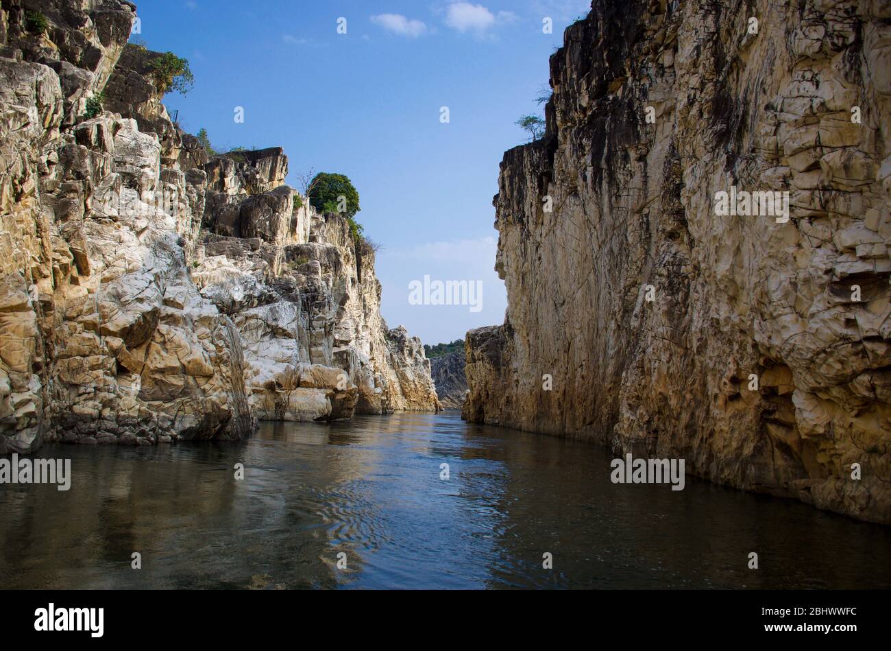 Mountains and river narmada river hi-res stock photography and images ...