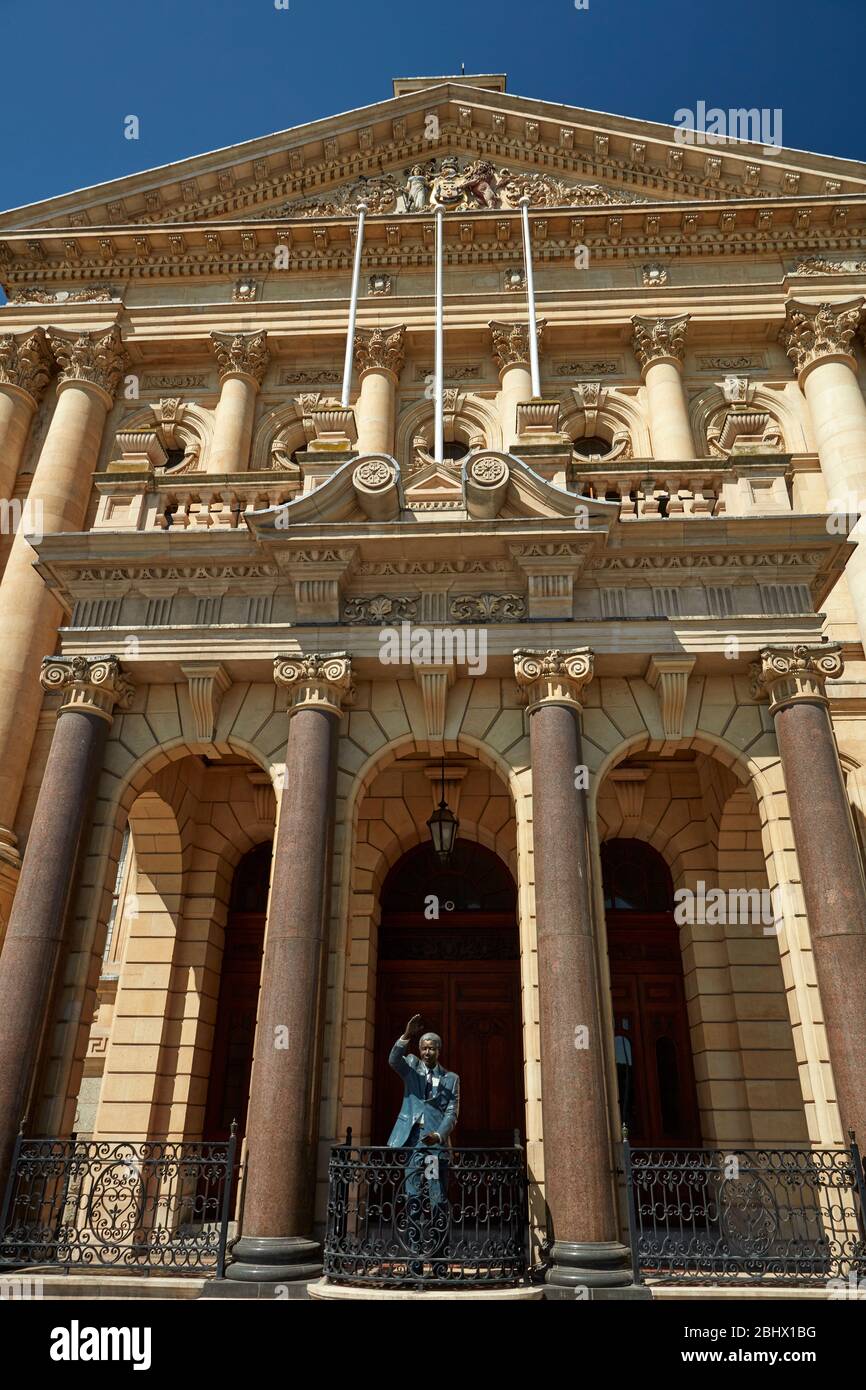 Nelson Mandela Statue, City Hall (1905), Cape Town, South Africa Stock ...