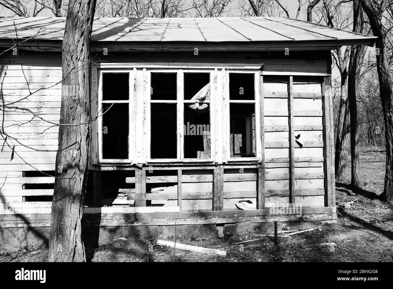 Wooden house in gray Black and White Stock Photos & Images - Alamy