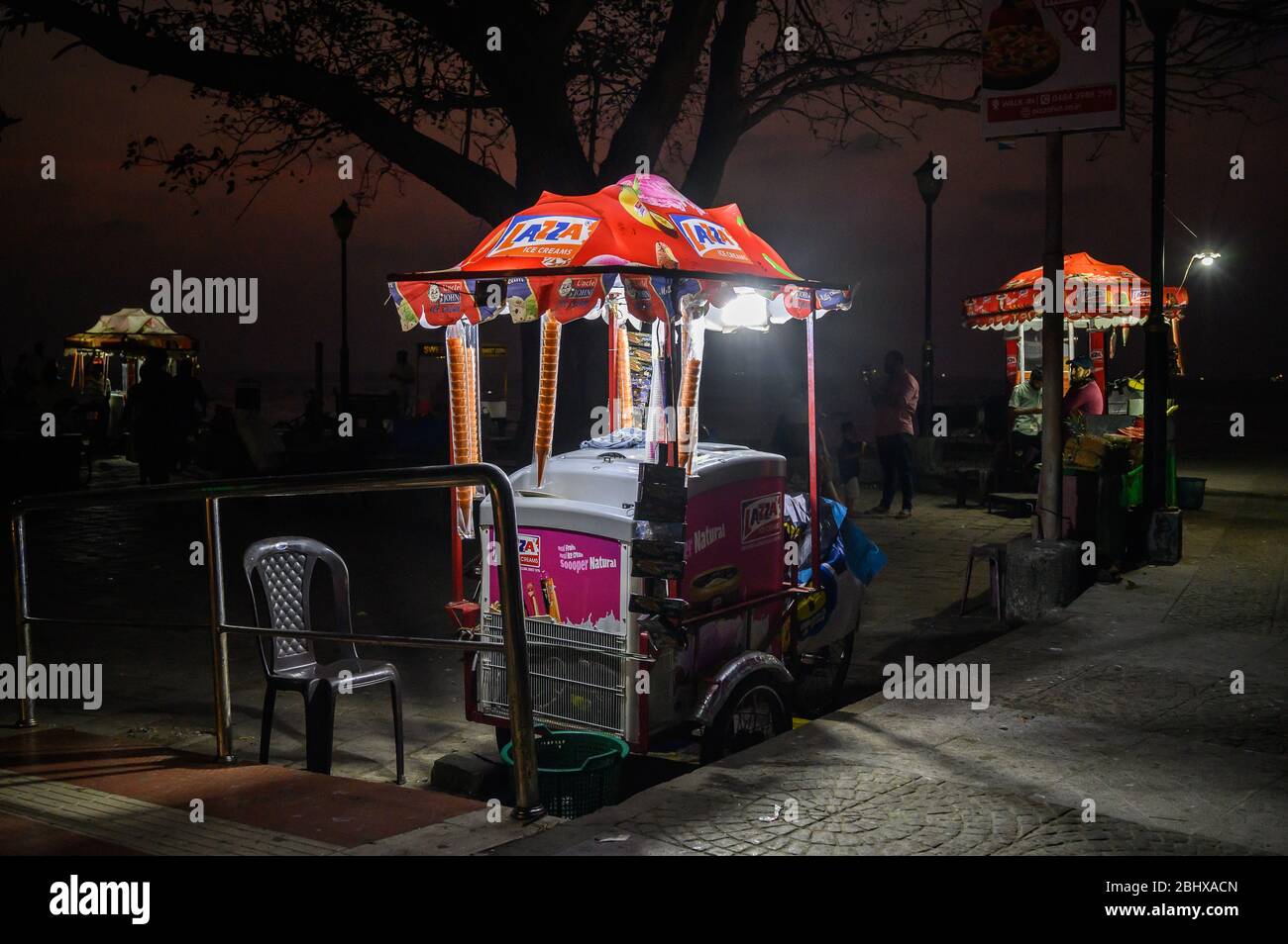 Night fast food kiosk hi-res stock photography and images - Alamy