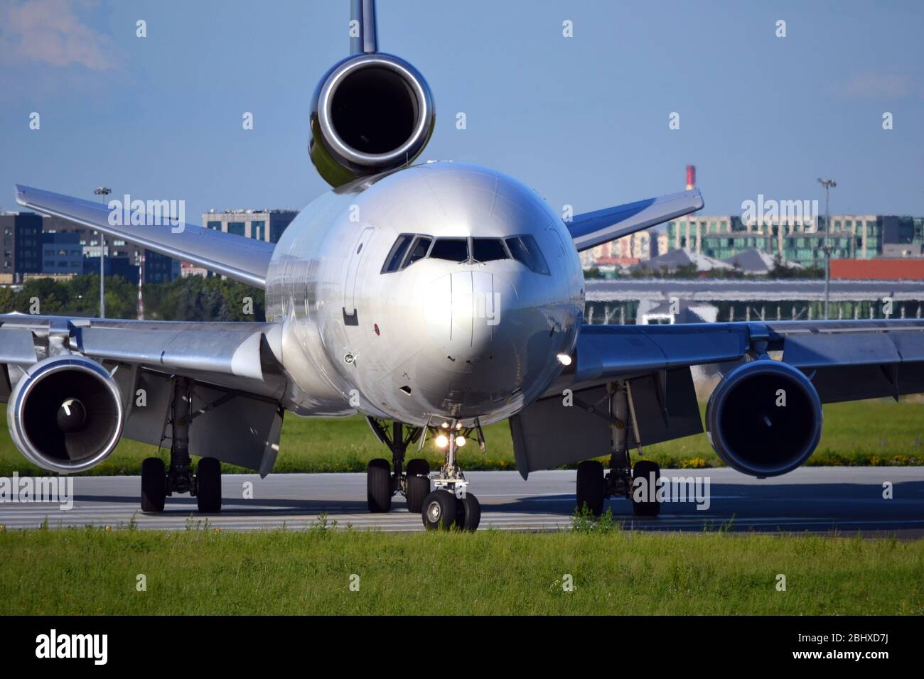 Front view huge plane hi-res stock photography and images - Alamy