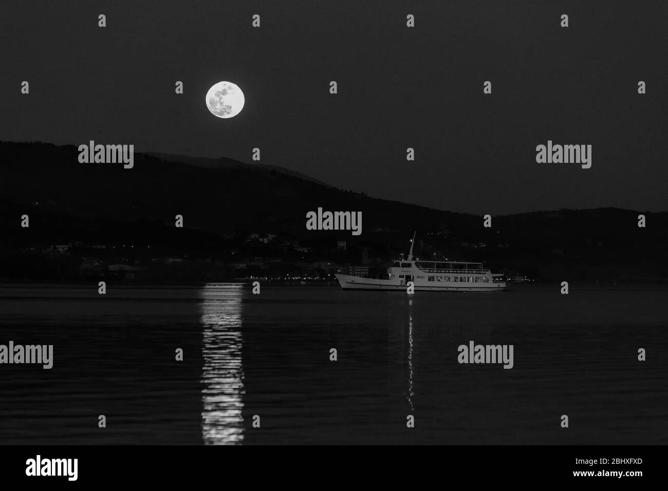 Full moon over ocean night Black and White Stock Photos & Images - Alamy