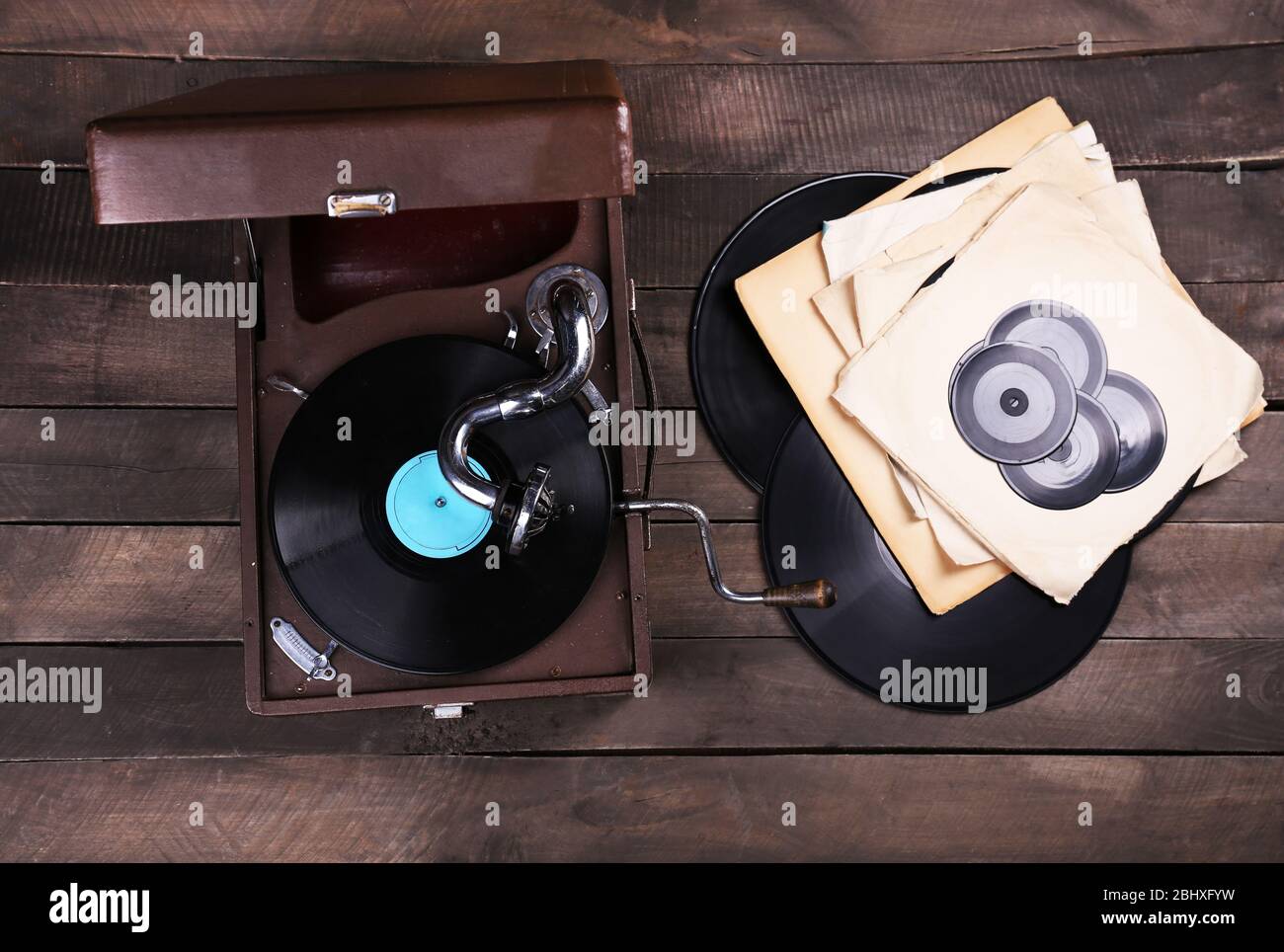 Ancient gramophone on wooden table hi-res stock photography and images ...