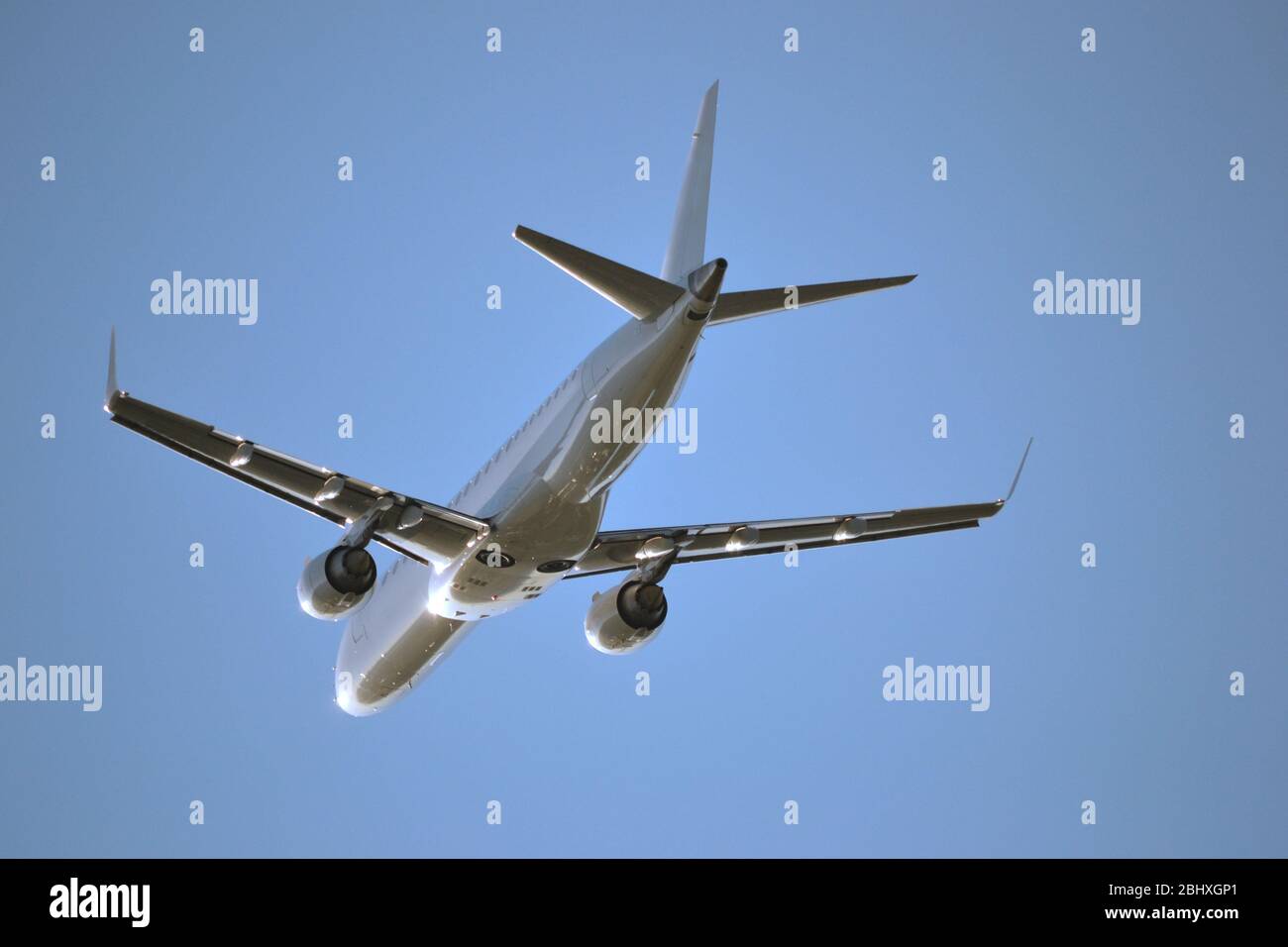 Passenger jet plane - flying Stock Photo - Alamy