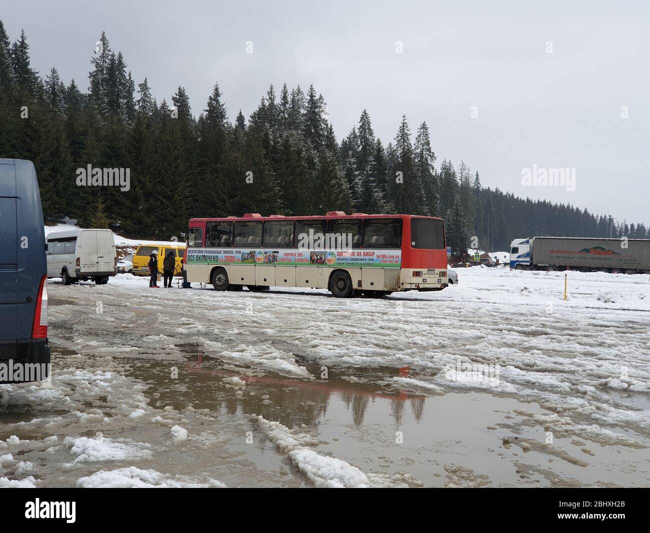 Red bus in snow hi-res stock photography and images - Alamy
