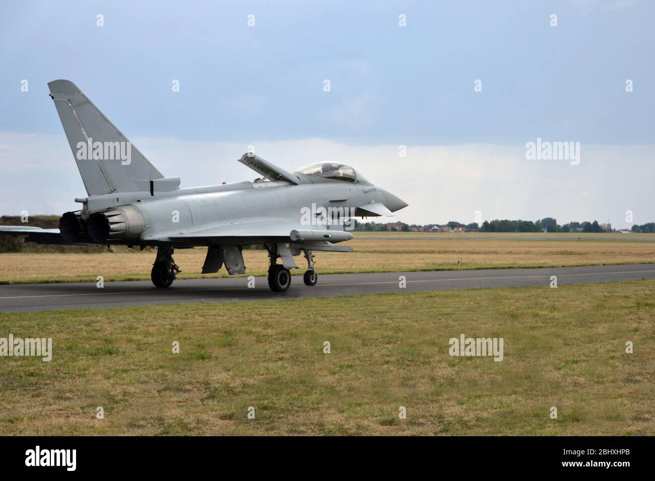 Green fighter jet hi-res stock photography and images - Alamy