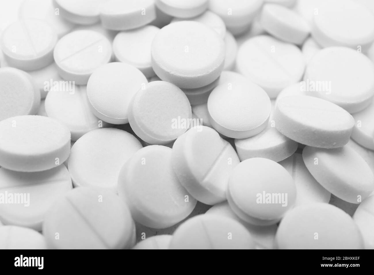 Pile of white pills, closeup Stock Photo - Alamy