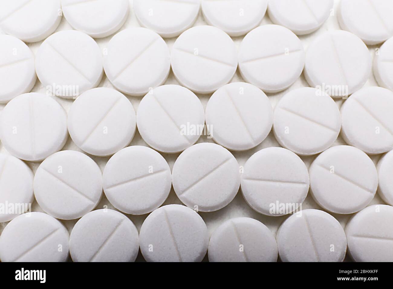 Pile of white pills, closeup Stock Photo - Alamy