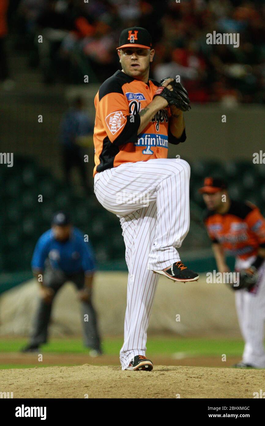 Marco Zavala Pitcher relevo por naranjeros ,durante el tercer juego de ...