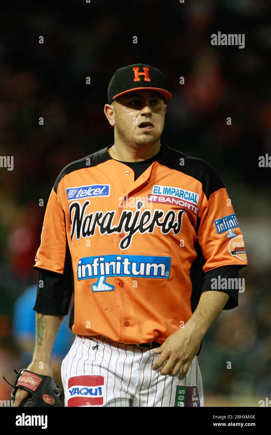 Marco Zavala Pitcher relevo por naranjeros ,durante el tercer juego de ...