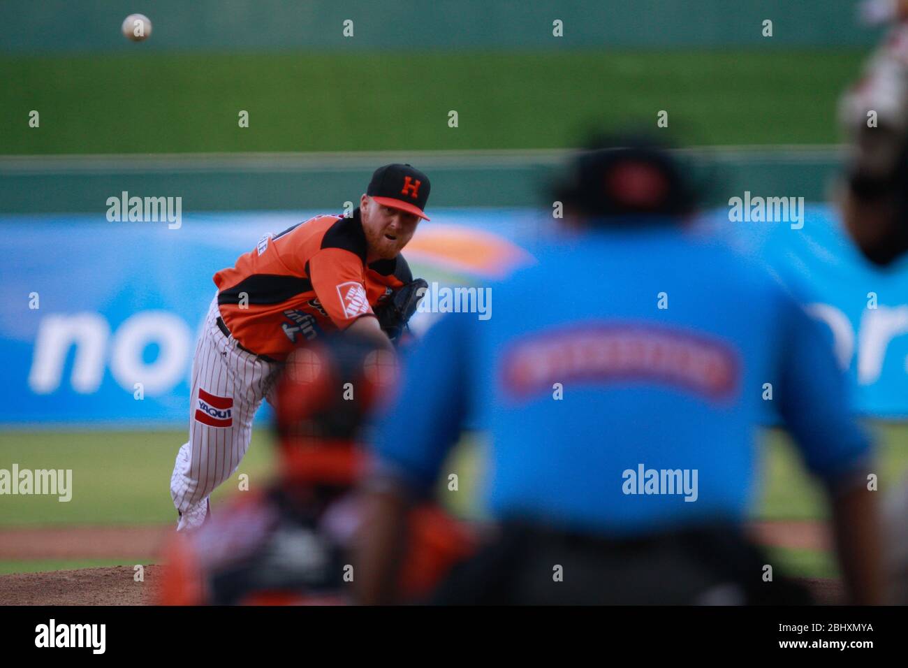 Barry Enright pitcher abridor por naranjeros ,durante el tercer juego ...