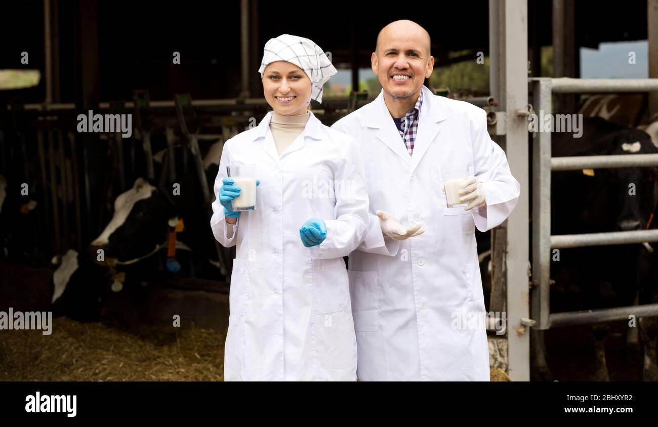 Veterinarian woman wearing uniform hi-res stock photography and images ...