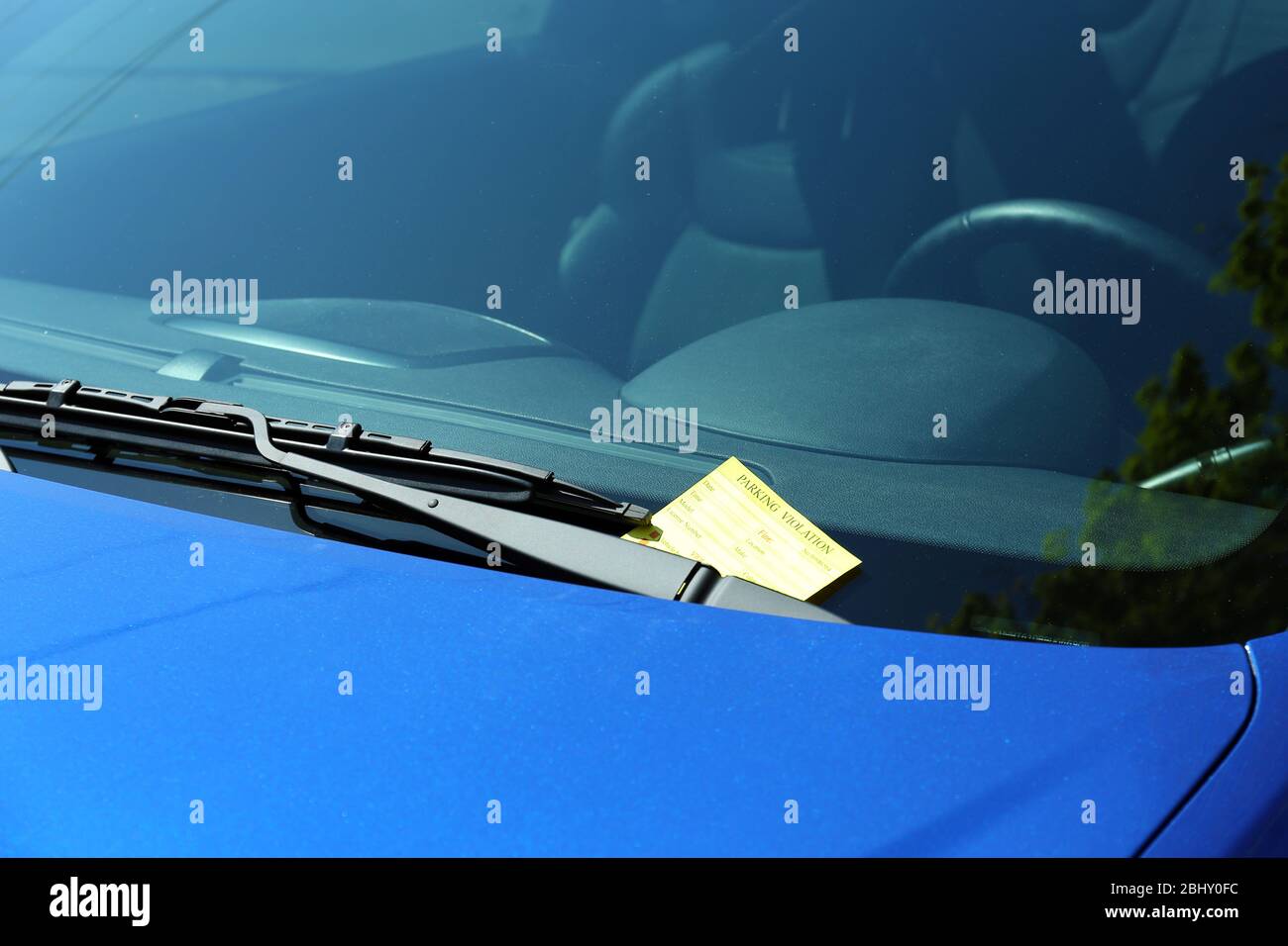 Parking violation ticket on car windshield, closeup Stock Photo - Alamy
