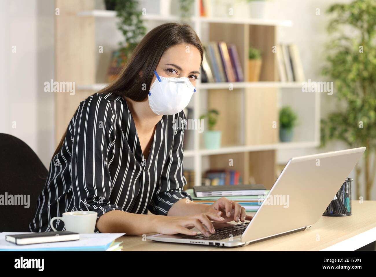 Apartment teleworker telecommuting hi-res stock photography and images ...