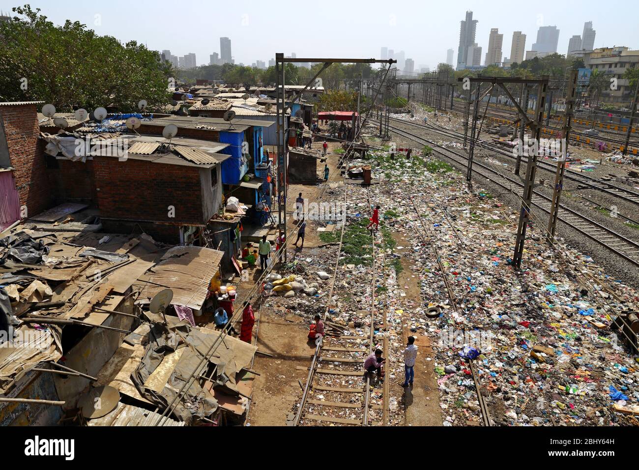 Dharavi slum railway hi-res stock photography and images - Alamy