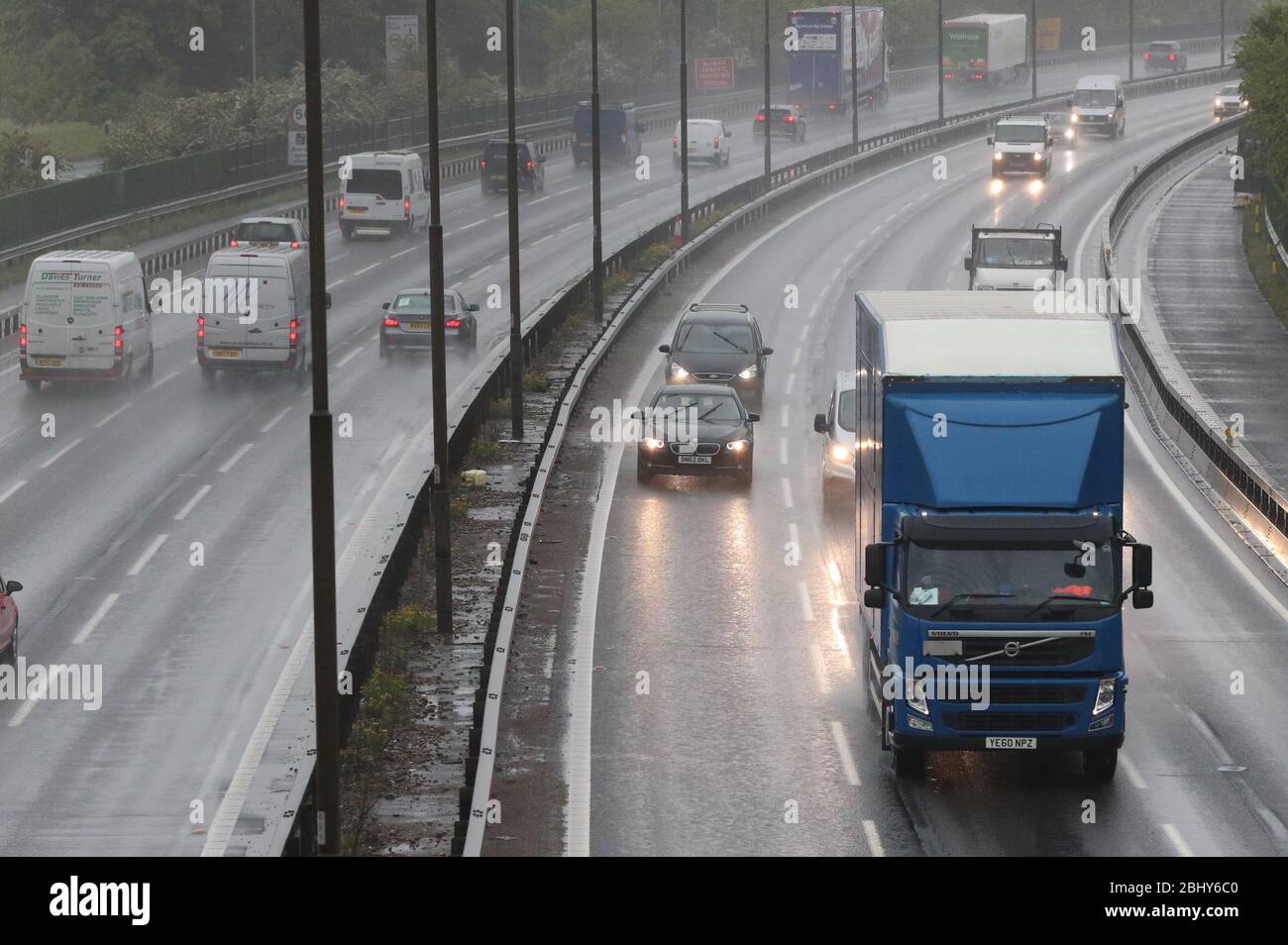 Traffic on the M4 motorway (right hand lane is inbound towards London ...