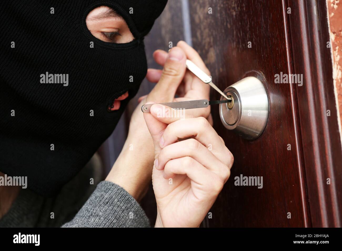 Burglar breaking into house hi-res stock photography and images - Alamy