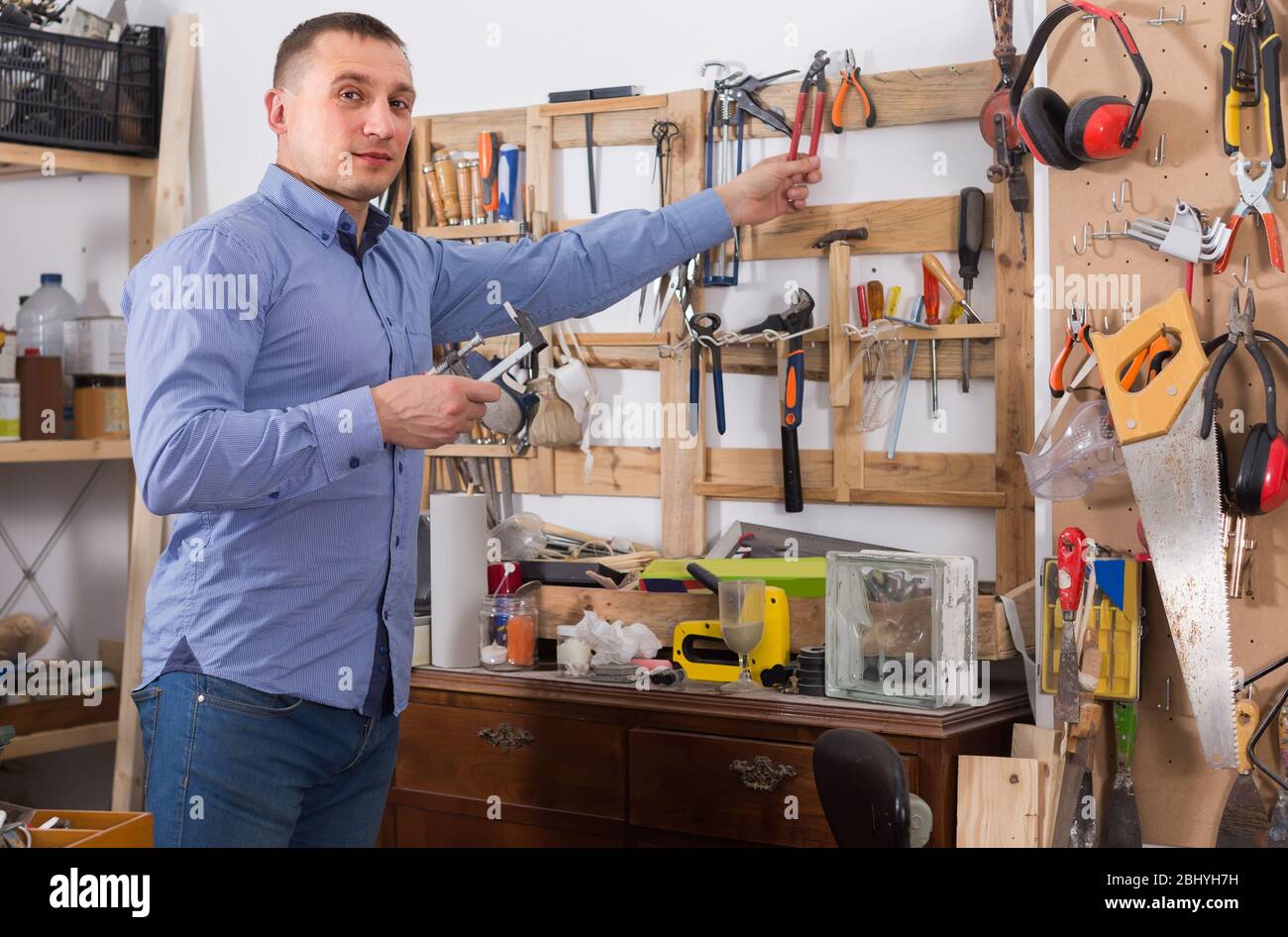 Carpenter choose tools hi-res stock photography and images - Alamy