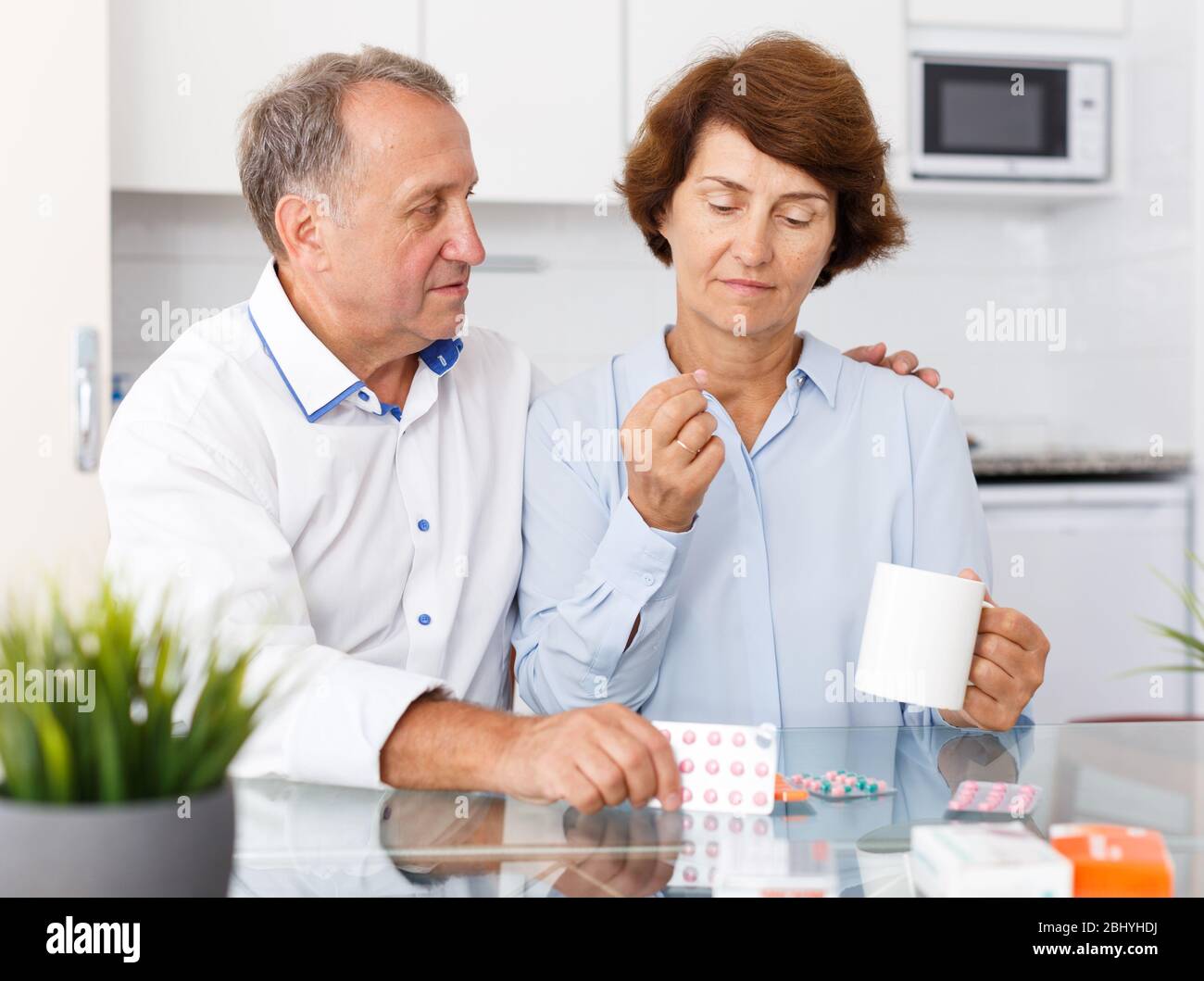 Couple taking drugs home together hi-res stock photography and images ...