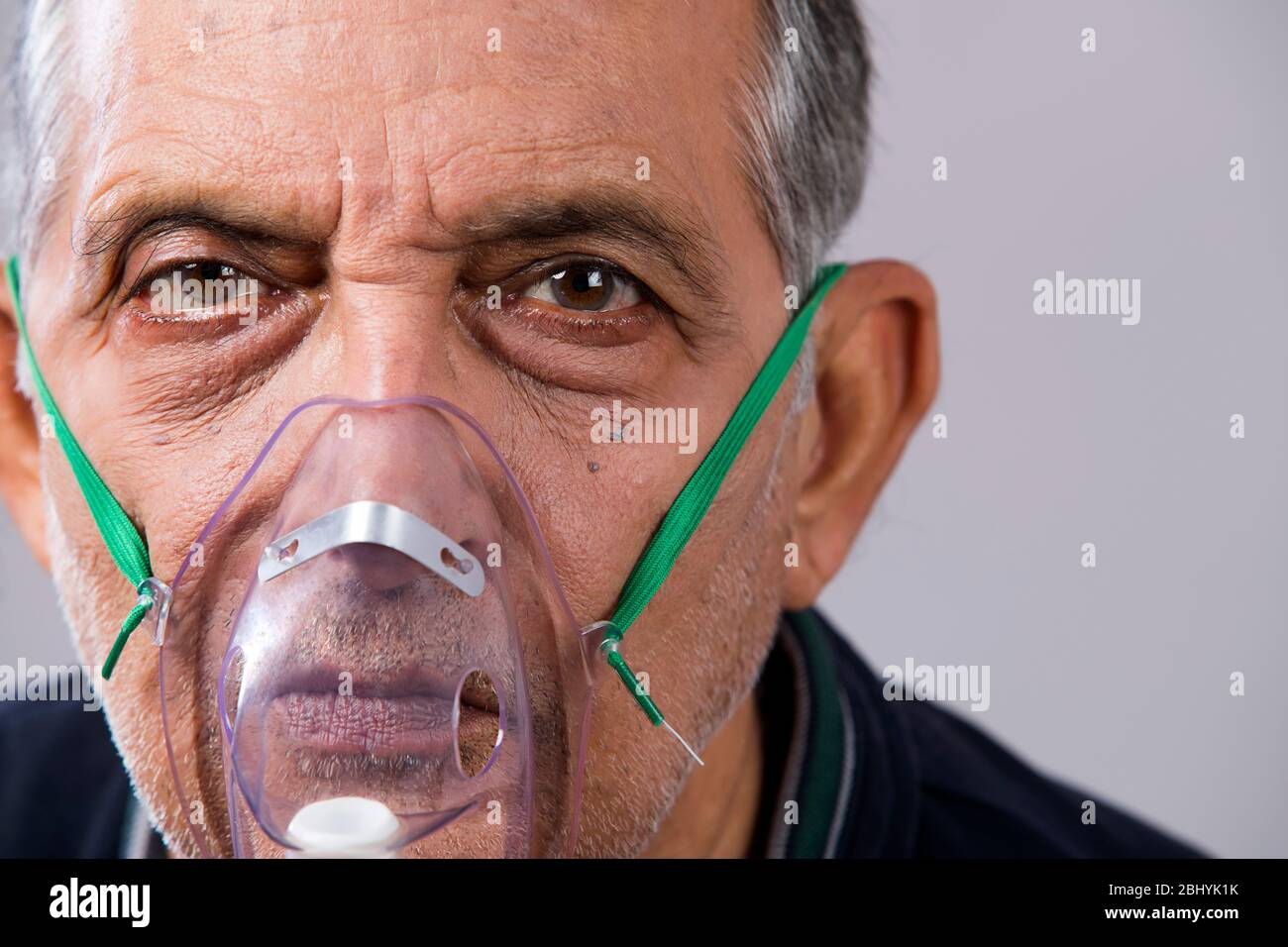 Wearing oxygen mask hi-res stock photography and images - Alamy