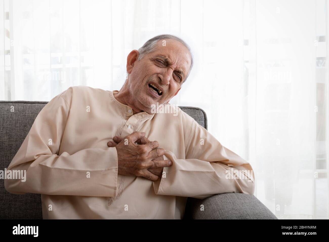 Man having a heart attack hi-res stock photography and images - Alamy