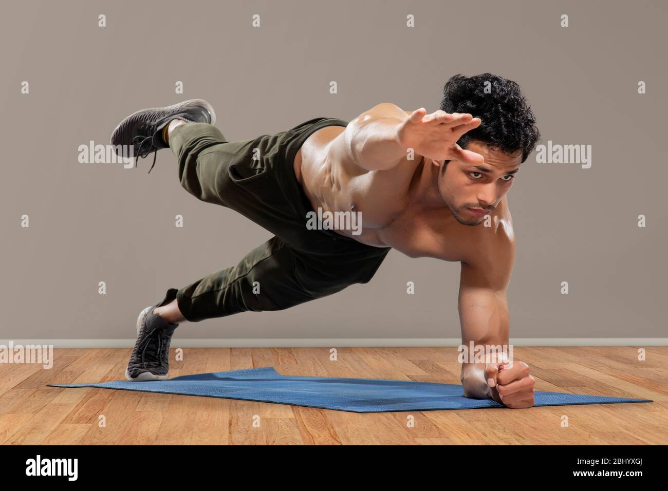 Man doing pushups with one hand Stock Photo - Alamy