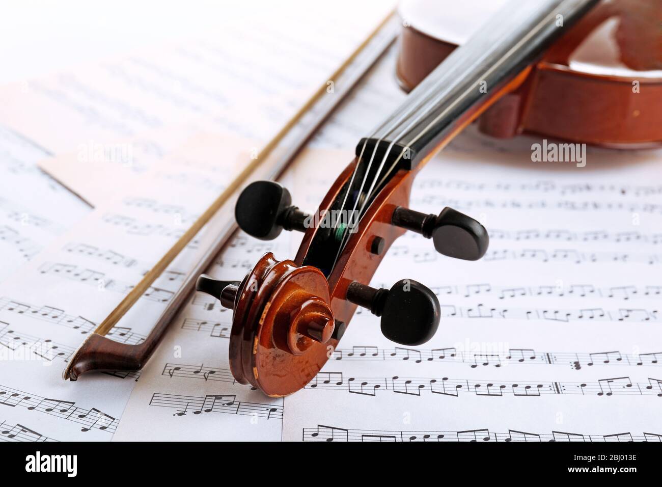 Classical violin on music sheets background Stock Photo - Alamy