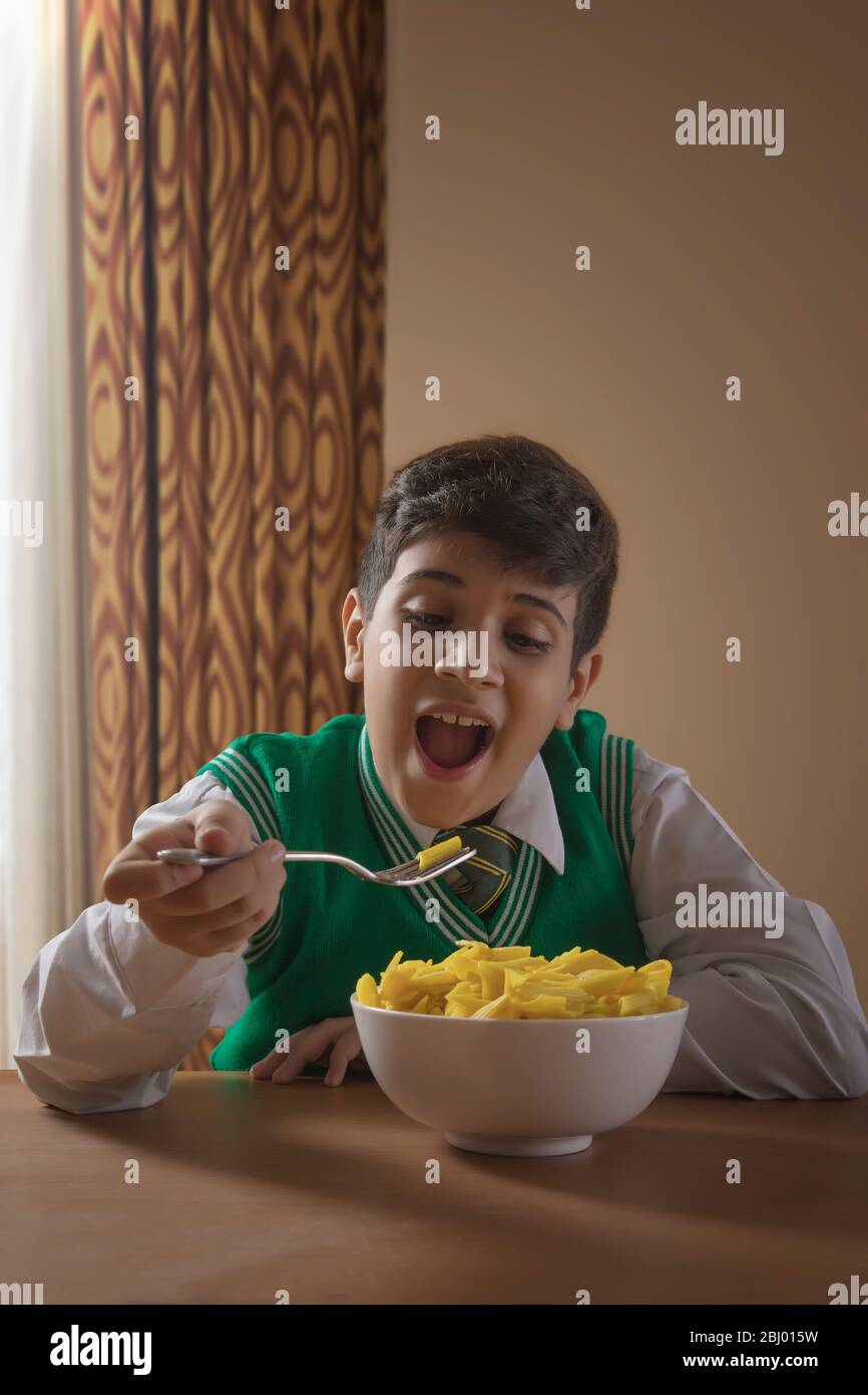 Child eating macaroni and cheese hi-res stock photography and images ...