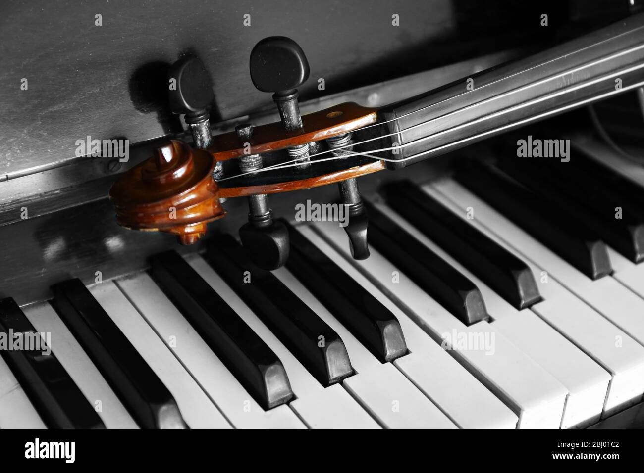 Violin on piano keys, closeup Stock Photo - Alamy