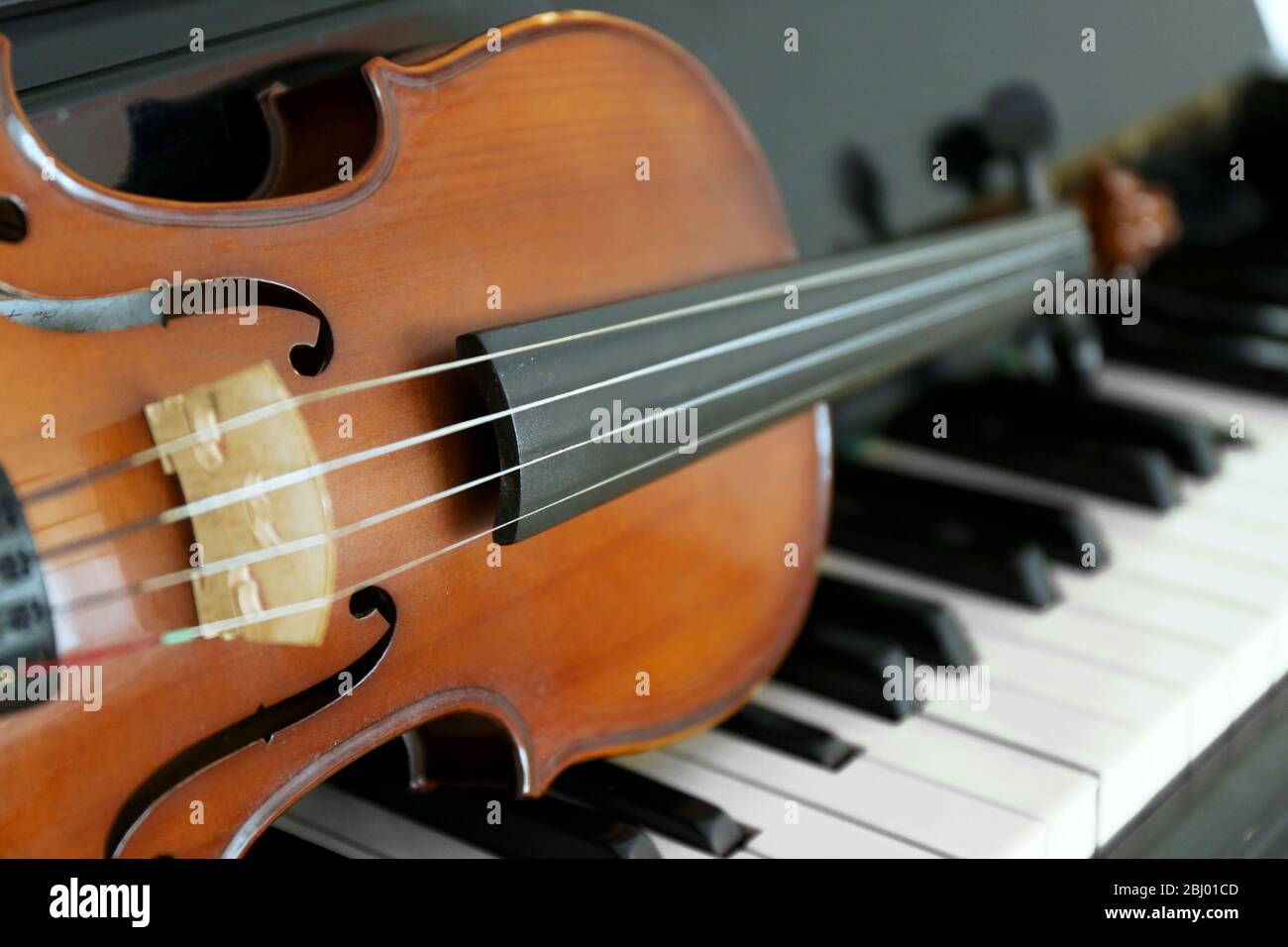 Violin on piano keys, closeup Stock Photo - Alamy